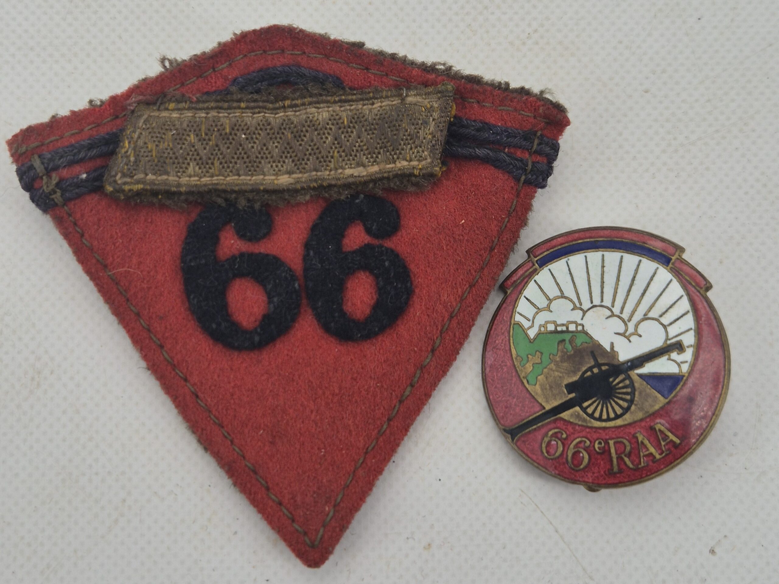 Coin de col et Insigne 66eme RAA 1940 - Militaria du bocage